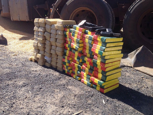 G1 - Polícia apreende pistolas, crack e cocaína entre 36 toneladas de ...