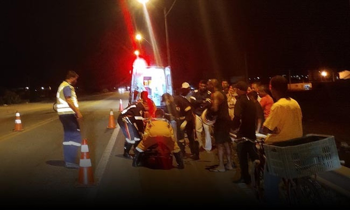 Motociclista fica ferido após batida entre carro e moto na BR-116, em ...