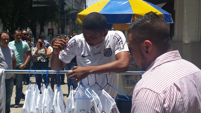 "Seu Zeca": Braz se disfarça antes de decisão e vende camisas do Santos