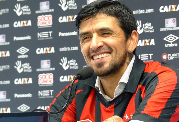 Apresentado, Lucho González quer usar experiência a favor do Atlético-PR