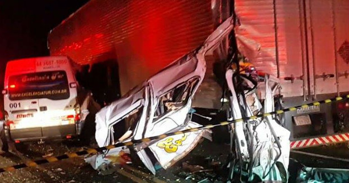 G1 - Nove pessoas ficam feridas em acidente entre van e carreta no PR ...