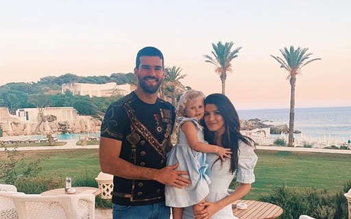 De férias, Alisson posa em resort de luxo com a família na Itália ...