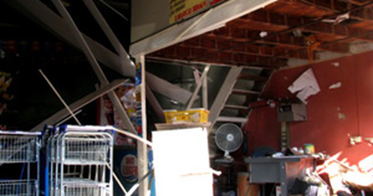 G1 - Bomba explode e destrói parte de supermercado no interior de SP ...