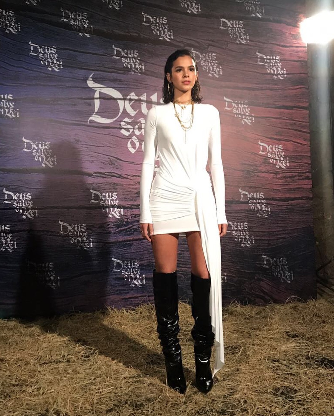 Bruna Marquezine aposta em look branco justinho - Vogue | gente Bruna Marquezine aposta em look branco justinho - Vogue | gente