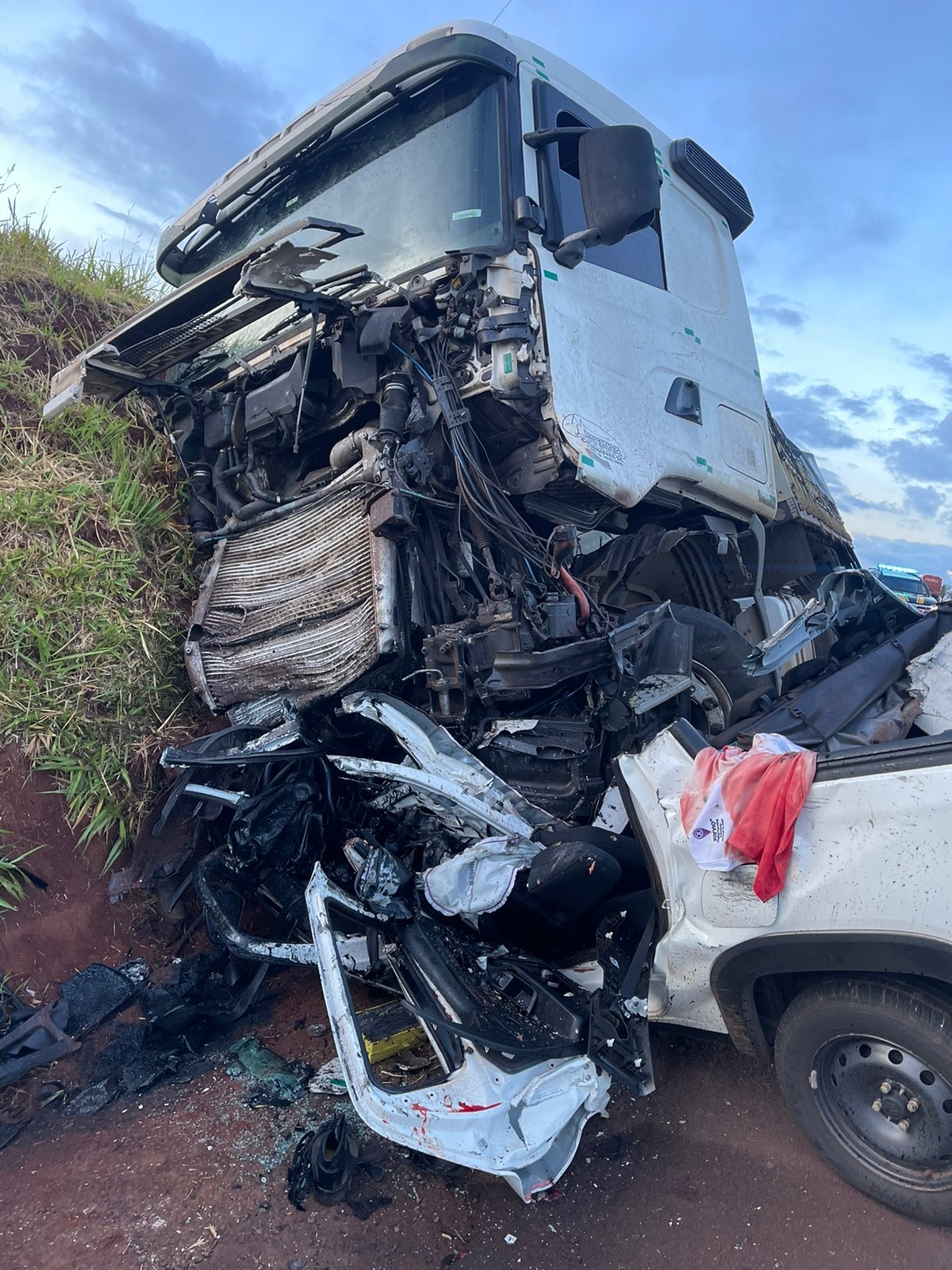 Duas pessoas morrem após carro ser atingido na traseira por outro, invadir pista contrária e ...