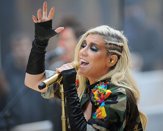 Com meia arrastão e maiô, Ke$ha se apresenta em Nova York - Quem | QUEM ...