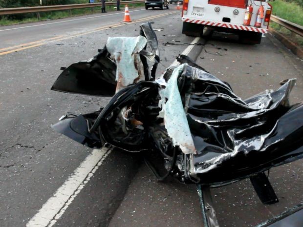 G1 - Motorista morre carbonizado após carro bater em ônibus em Jaú, SP - notícias em Bauru e Marília