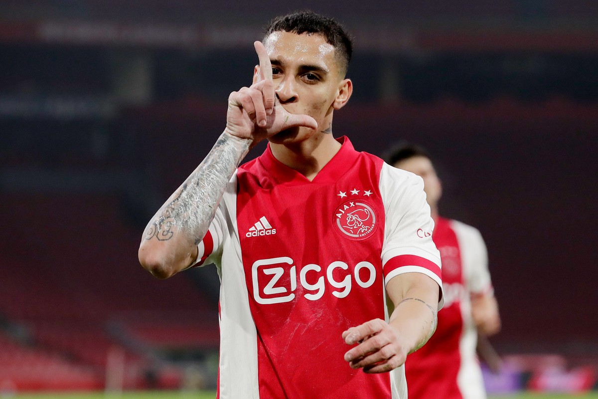 Antony dá duas assistências, faz um gol e é eleito melhor em campo em ...