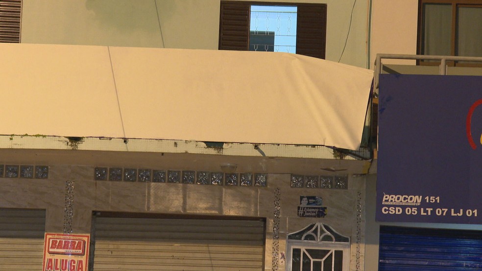 Mulher é empurrada do 3º andar de prédio no DF durante discussão com ...