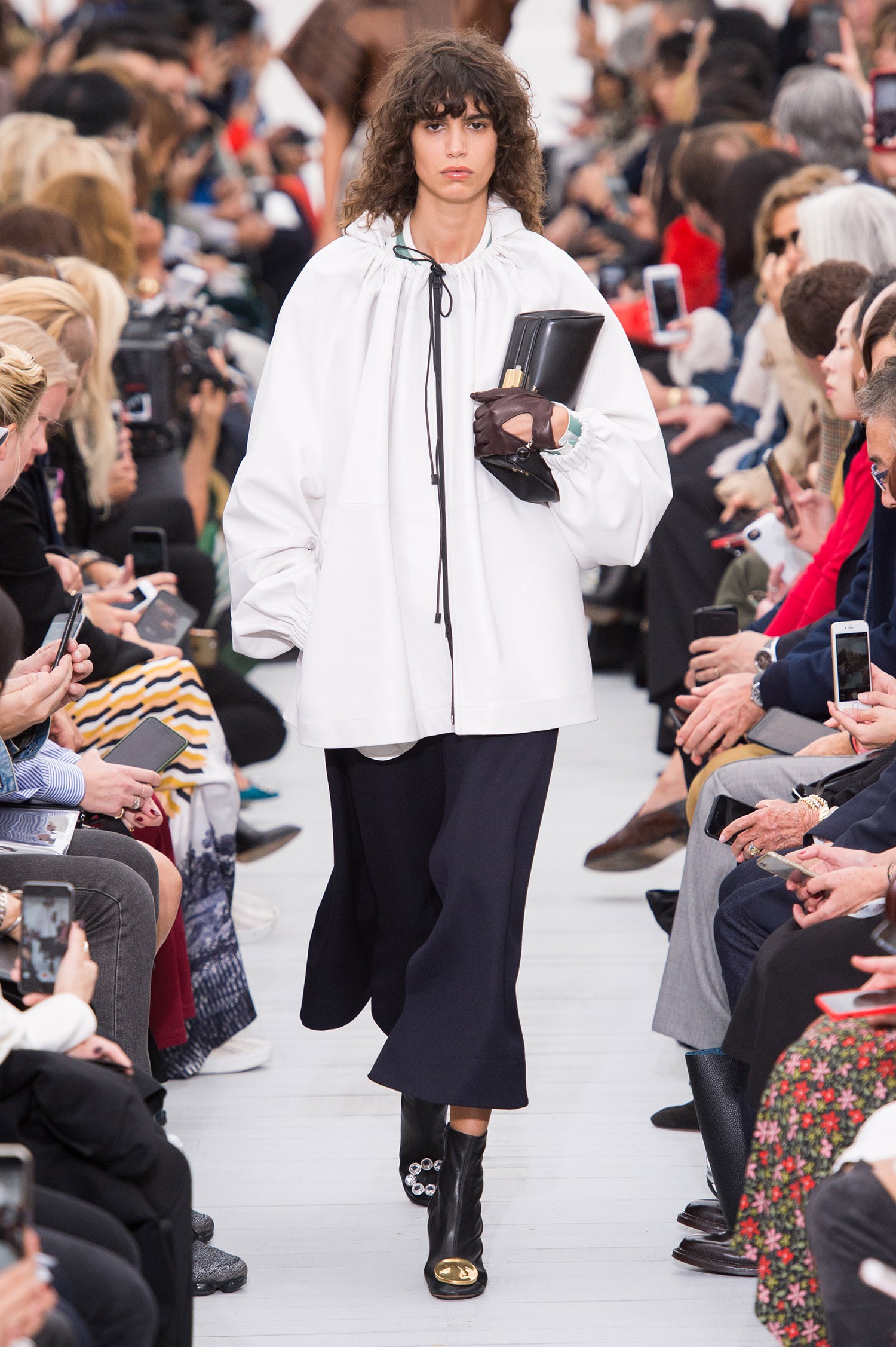 Céline brinca com o oversized de maneira fluida e suave no verão 2018 ...