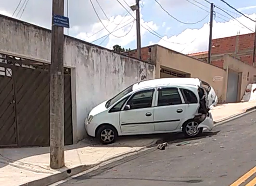 Caminhão desgovernado bate em carro e invade muro de casa em Campinas | Campinas e Região | G1