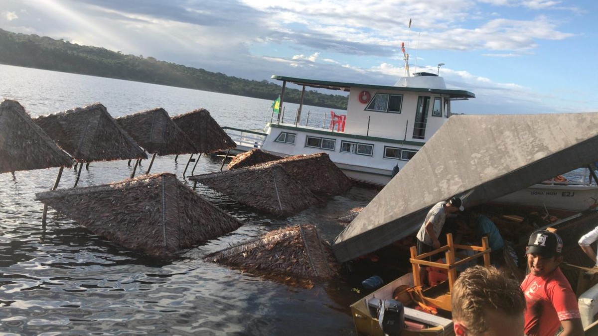 Parte de flutuante afunda após forte banzeiro no Rio Negro, em Manaus ...