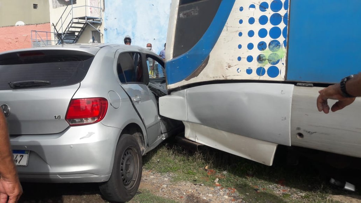 Carro é Atingido Por Trem Em Linha Férrea De Natal Rio Grande Do