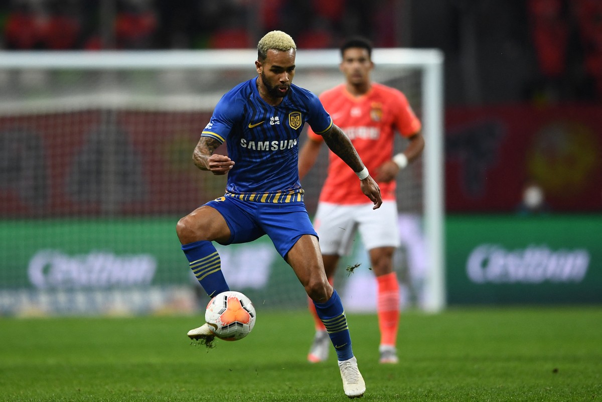 Alex Teixeira fez avaliação física no Vasco antes mesmo de acordo