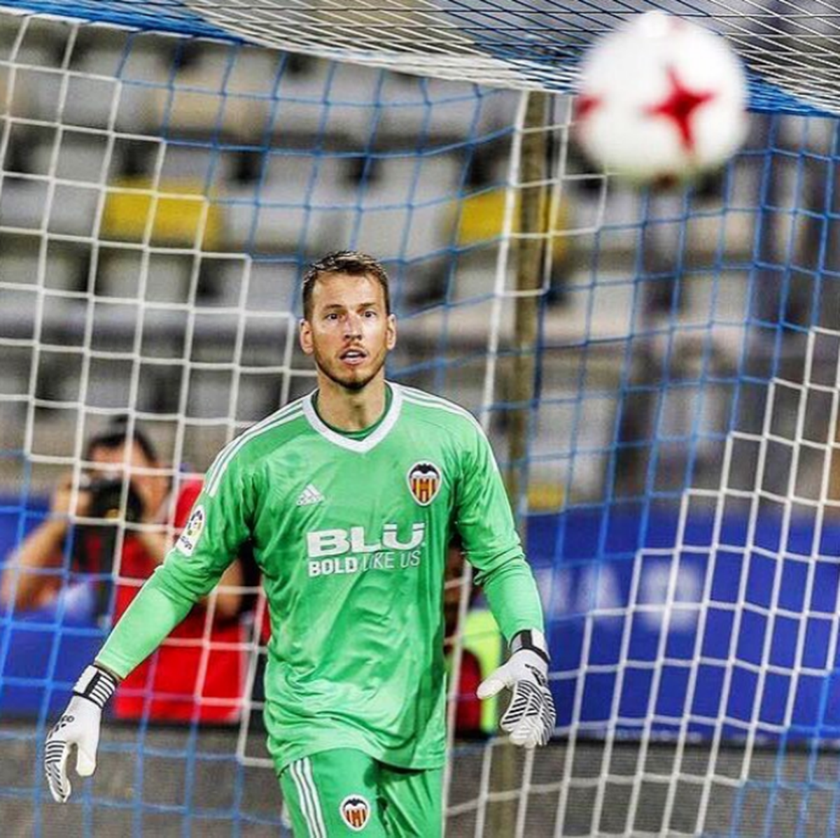 Com a camisa do Valência, Neto quer voltar ao radar de goleiros da ...