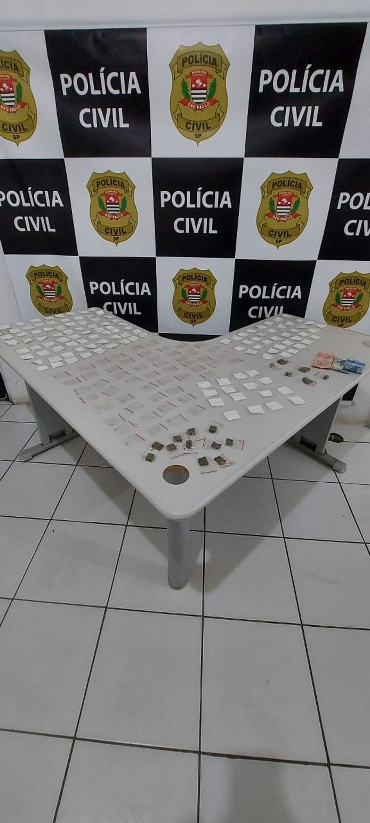 Polícia Civil Prende Homem E Apreende Adolescente Que Vendiam Drogas Em