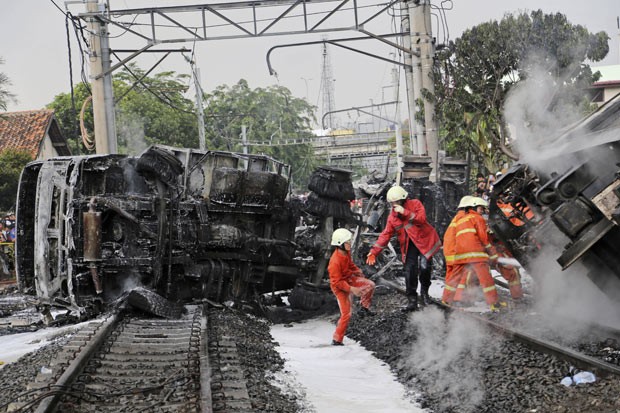 G1 - Choque de trem com caminhão-tanque deixa mortos na Indonésia ...
