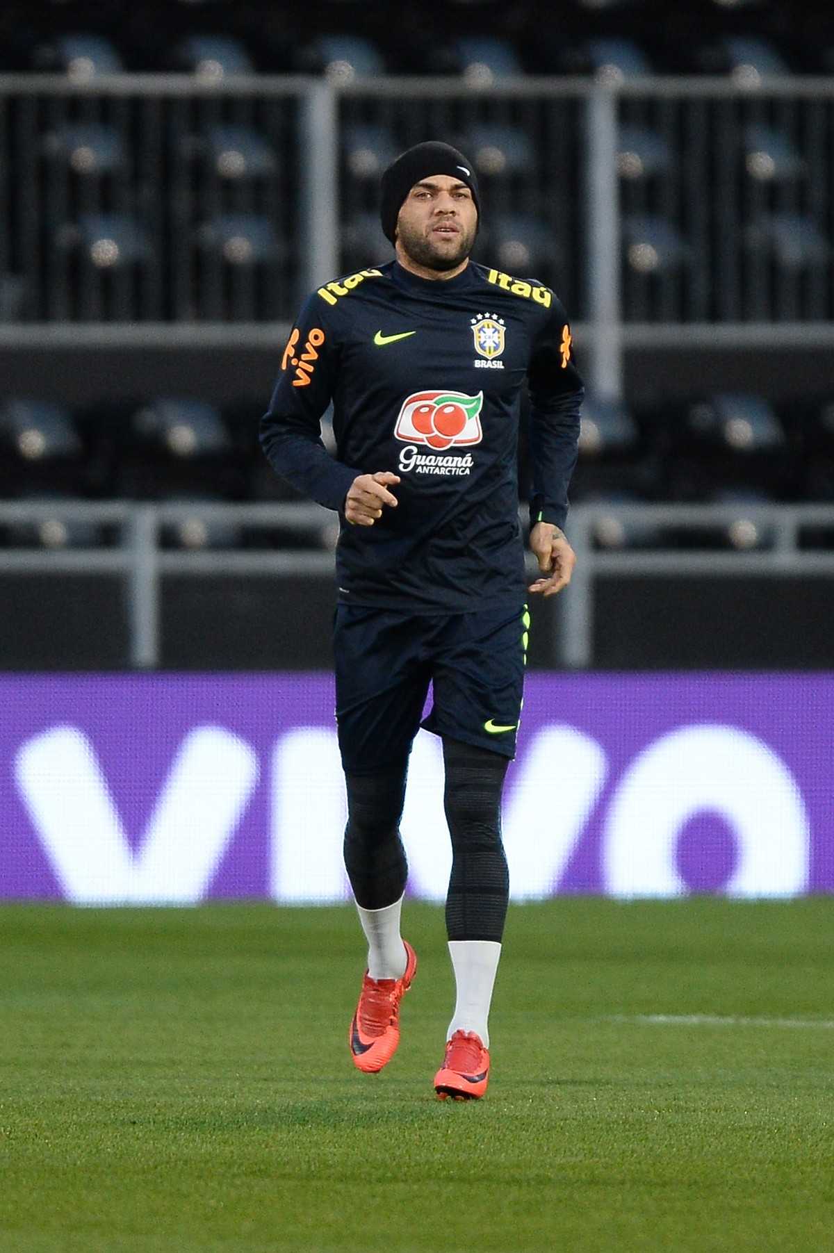 Daniel Alves será o capitão da seleção brasileira contra a Inglaterra ...