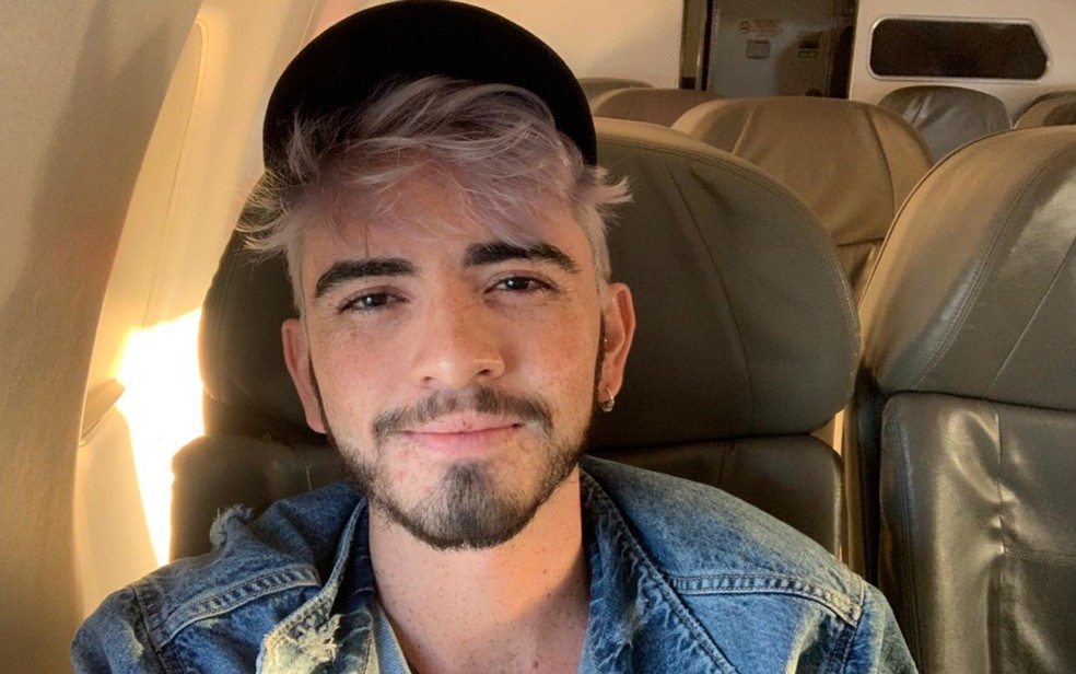 Youtuber surdo de Goiânia que recriou clipe de Anitta em Libras embarca ...