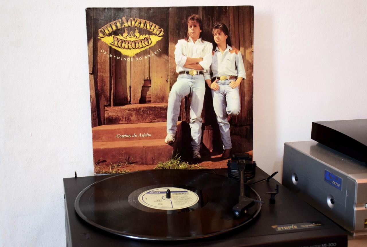 Capas de discos de sertanejo dos anos 70, 80 e 90 podem ser conferidas ...