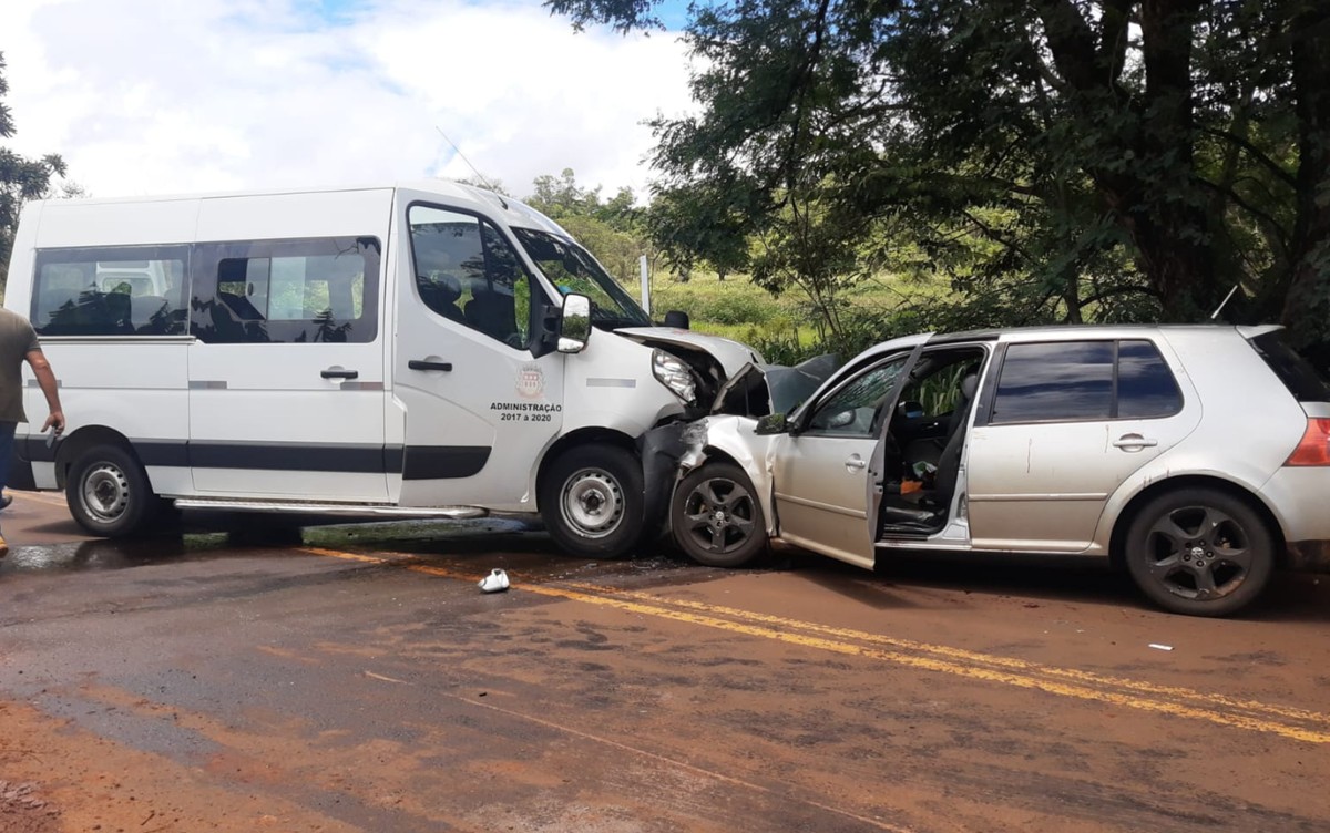 Batida frontal entre carro e van deixa 7 feridos entre São Simão e Serra Azul, SP | Ribeirão ...