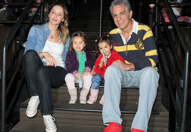 Bianca Rinaldi leva gêmeas ao cinema - Quem | QUEM News