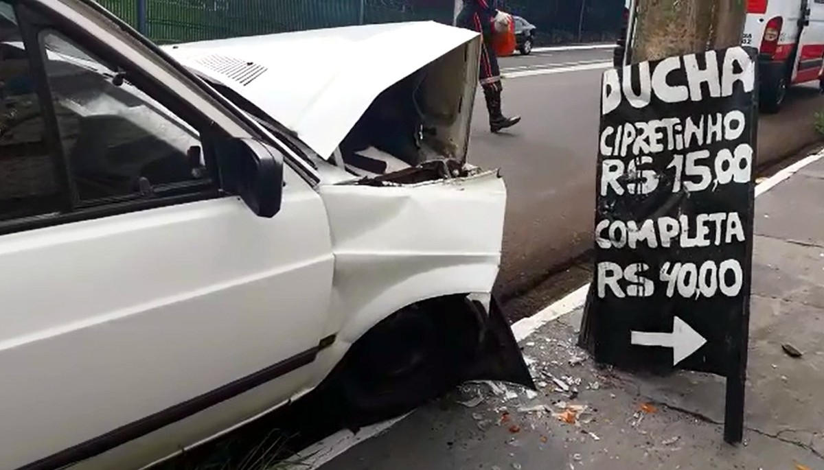 Mulher Fica Levemente Ferida Ao Bater Carro Contra Poste Em São Carlos