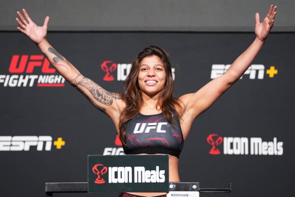 Mayra Sheetara E Raquel Pennington Lutam Por Cinturão Vago Dos Galos No