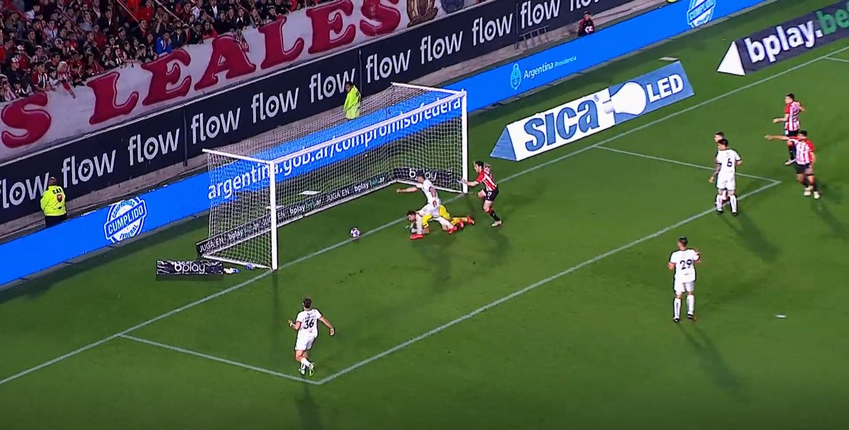 Árbitro dá gol, mas VAR anula por bola na linha; veja lance no ...