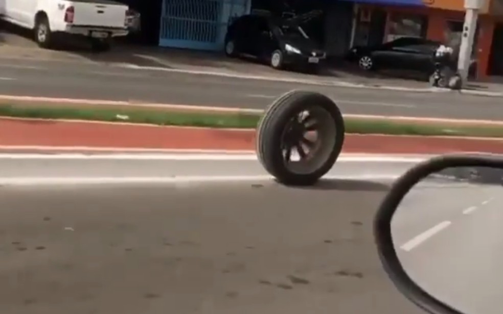 Vídeo mostra roda de carro girando sozinha por avenida de Goiânia ...