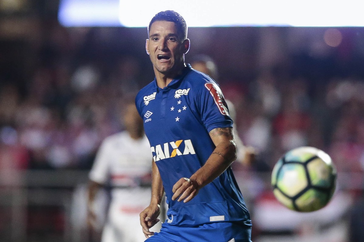 Thiago Neves vira especialista em provocar gols contra para o Cruzeiro ...
