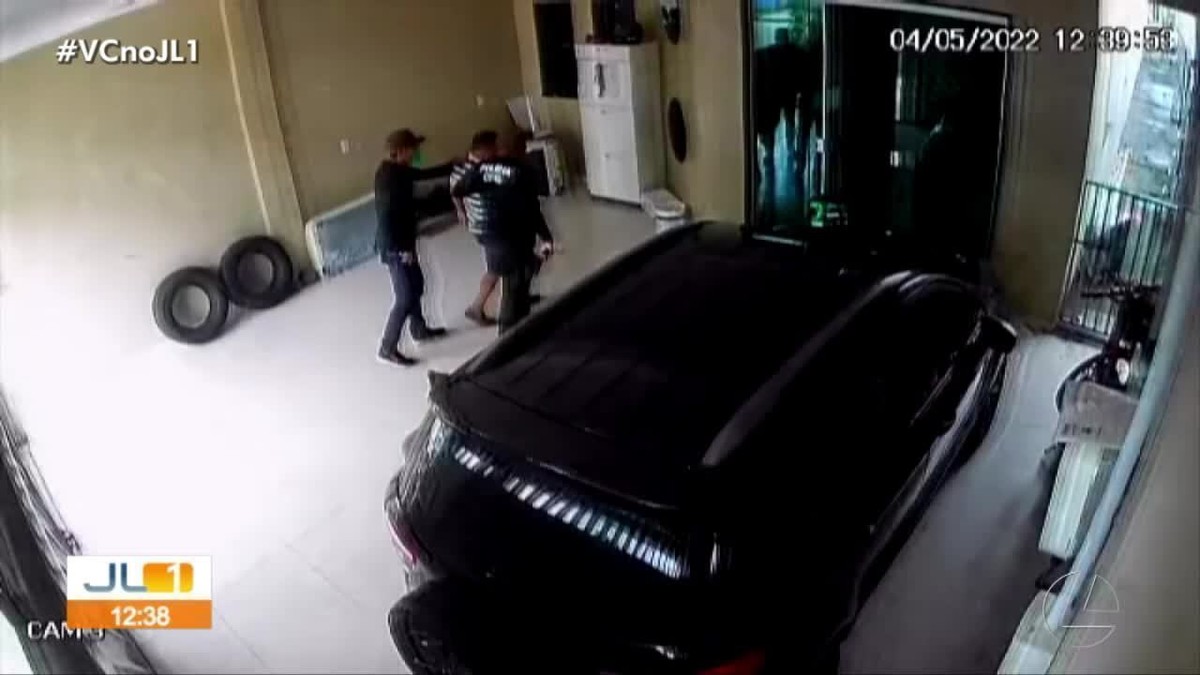 Câmera flagra assaltantes vestidos com farda da Polícia Civil em Belém ...