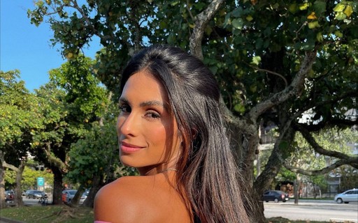 Carol Ramiro mistura look rosa e roxo em meio à natureza - Vogue ...