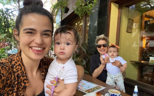 Lan Lanh compartilha cliques com Nanda Costa e as gêmeas: "Carrossel de família" - Quem | QUEM News