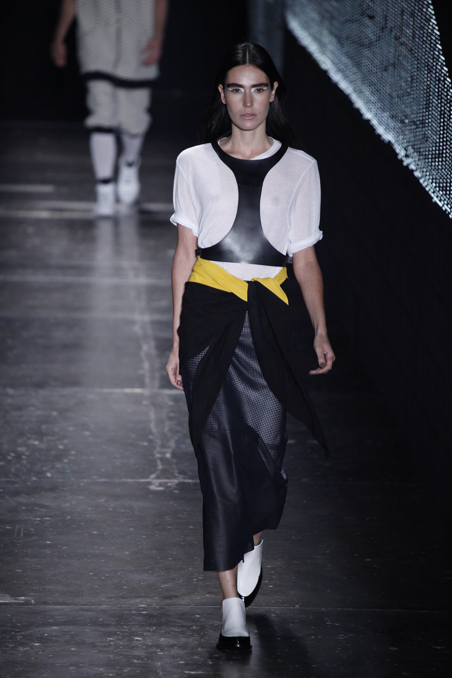 Ratier segue em sua trilha minimalista cool | Desfiles | Vogue