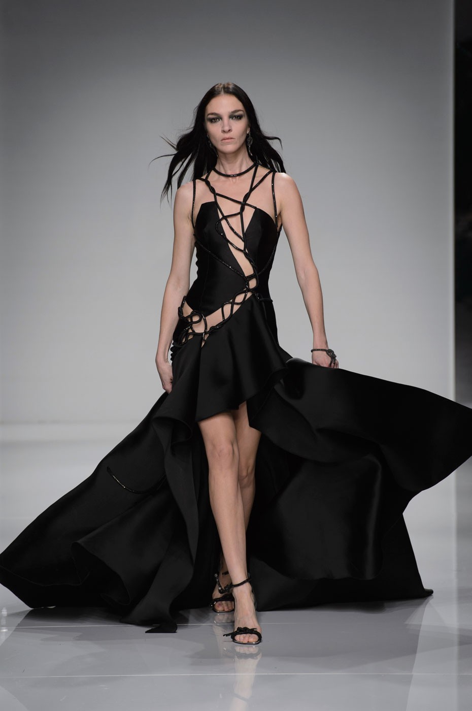 Versace: alta-costura acerta nos longos superjustos e supertrabalhados ...