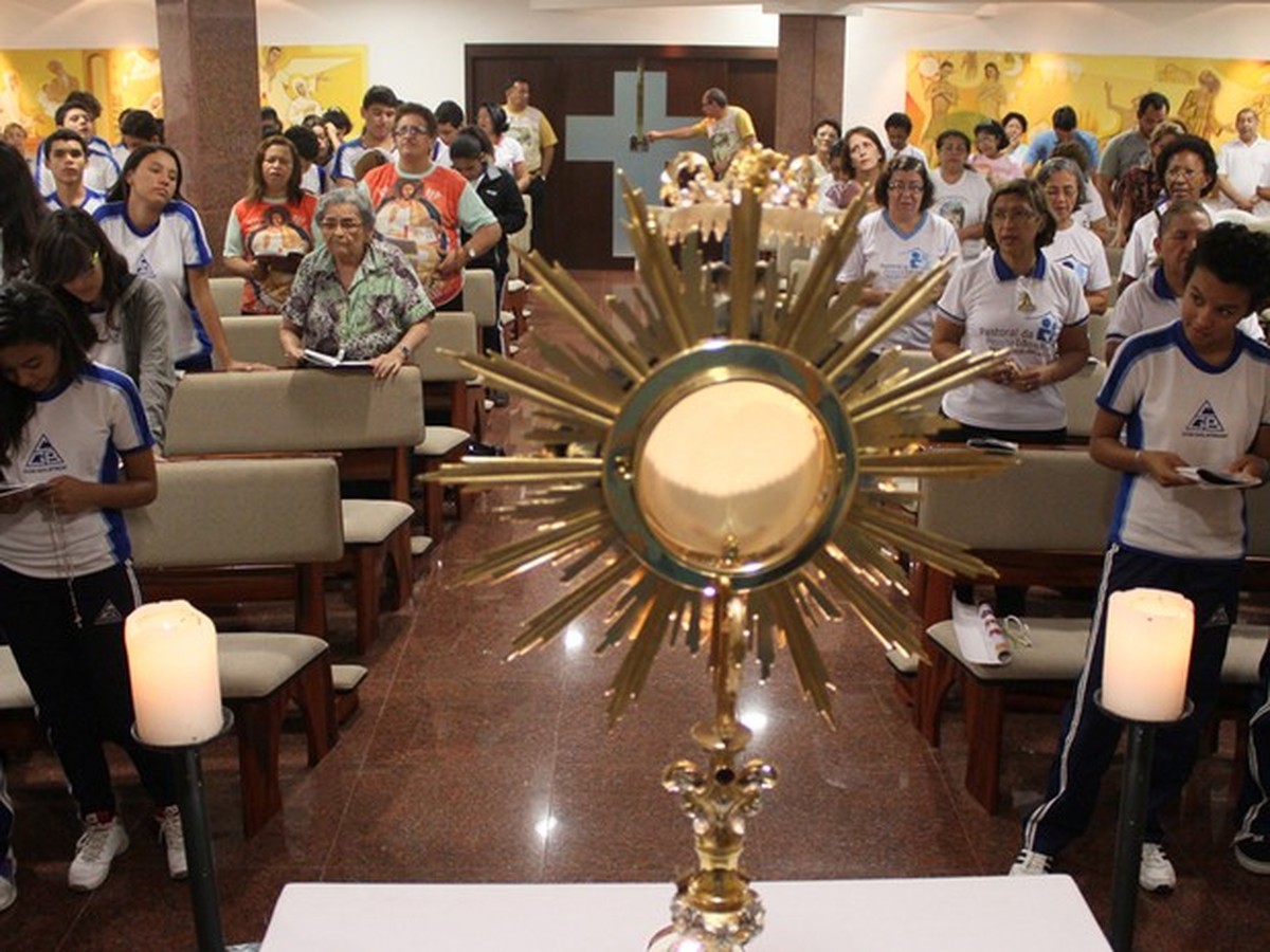 Fiéis fazem 48 horas de adoração ao Santíssimo Sacramento e pedem ...