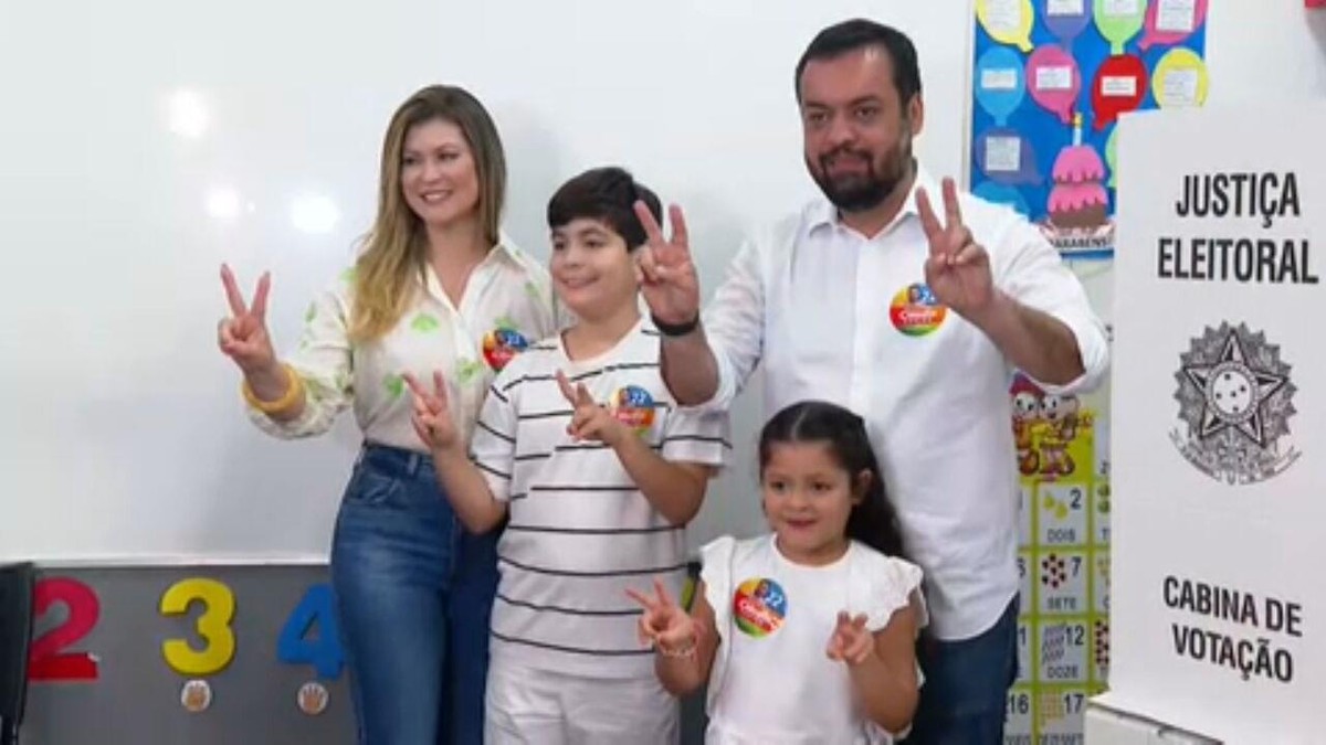 Cláudio Castro vota na Zona Oeste do Rio e diz que sonha com vitória no ...