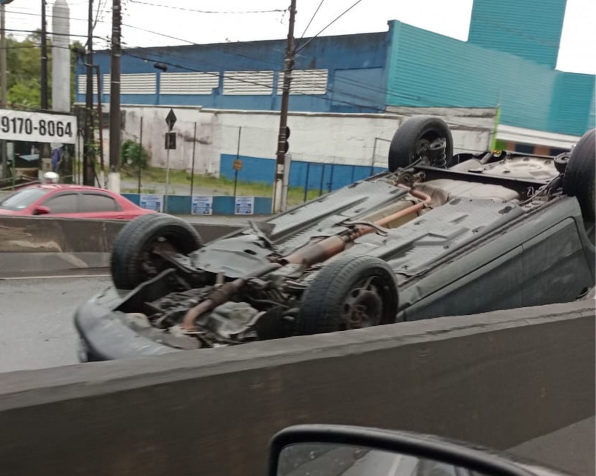 Carro capota após colidir com veículo em avenida de Praia Grande, SP ...