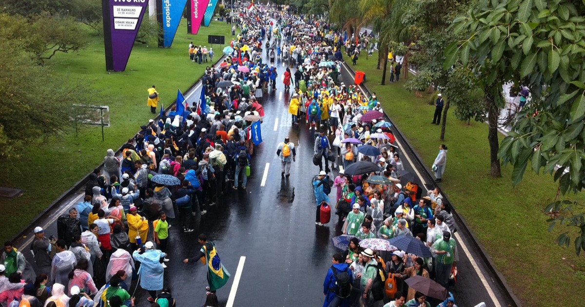 G1 - Mudança para Copacabana cria fila gigante para retirada do 'kit da ...