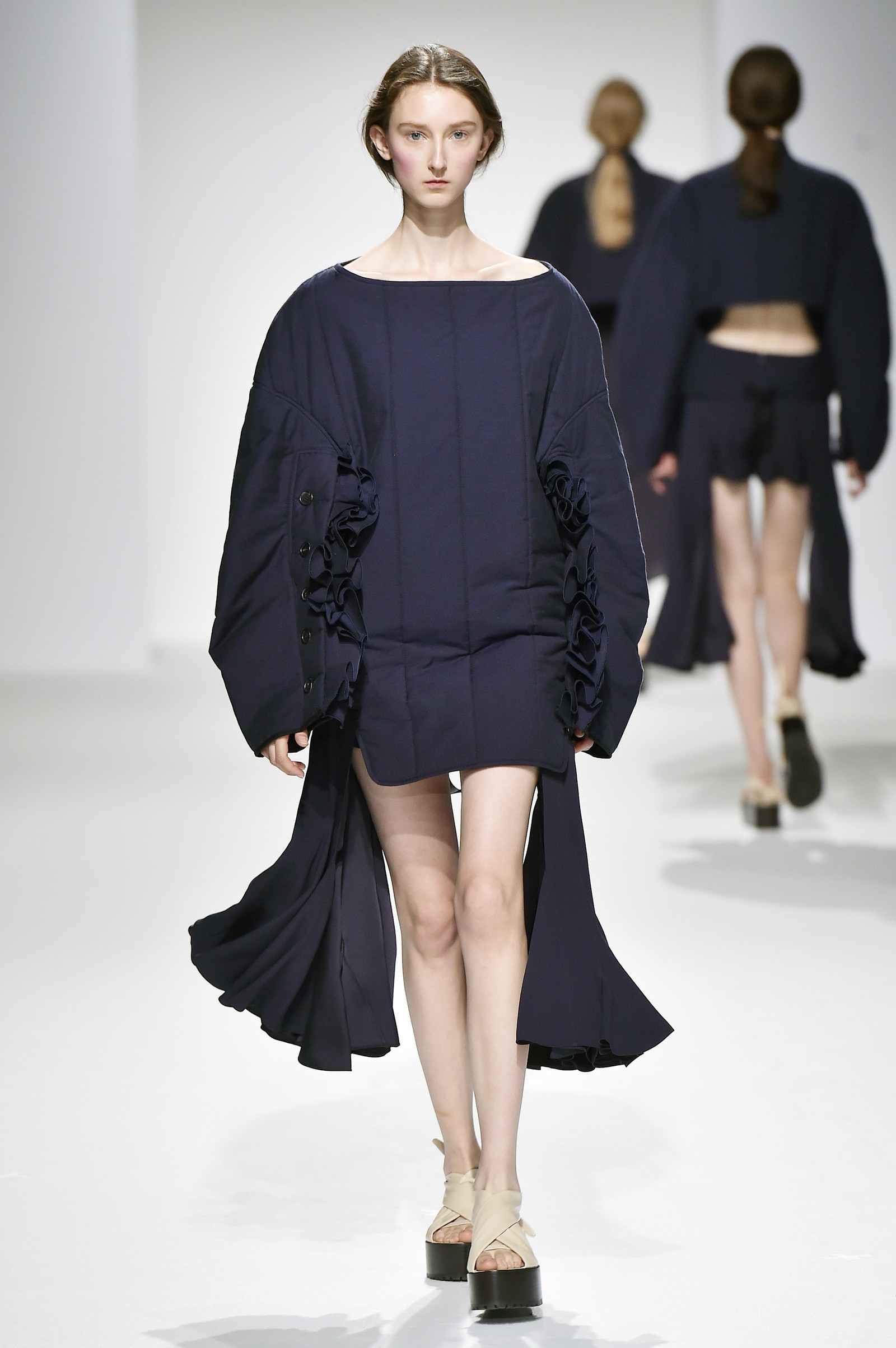 Hussein Chalayan reflete sobre os tempos difíceis em que vivemos no ...