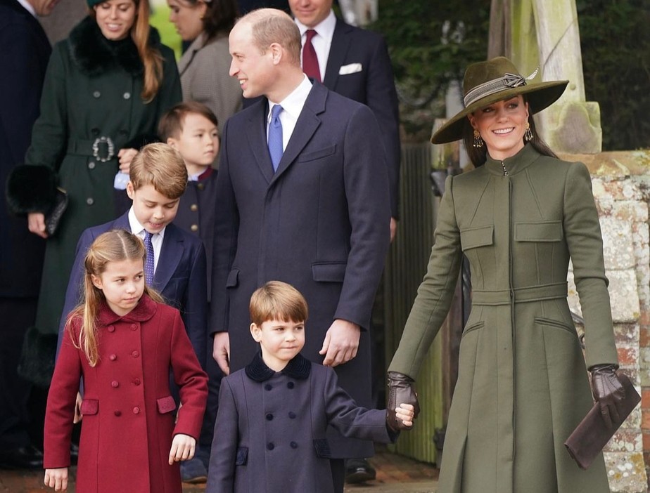 Kate Middleton surge estonteante em look verde para missa de Natal ...