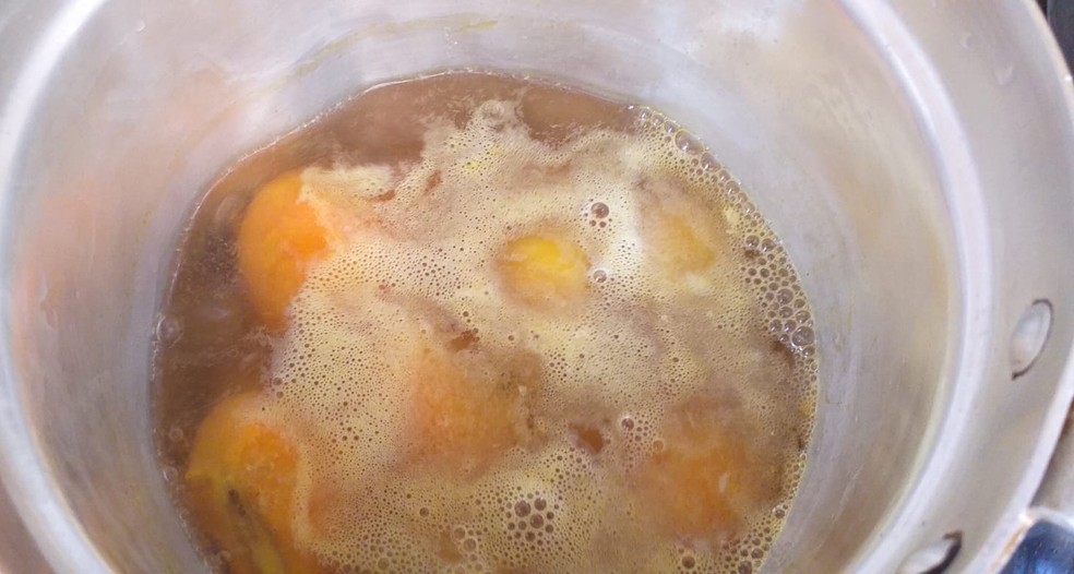 Cozinhe o pequi em uma panela com água e uma pitada de sal — Foto ...