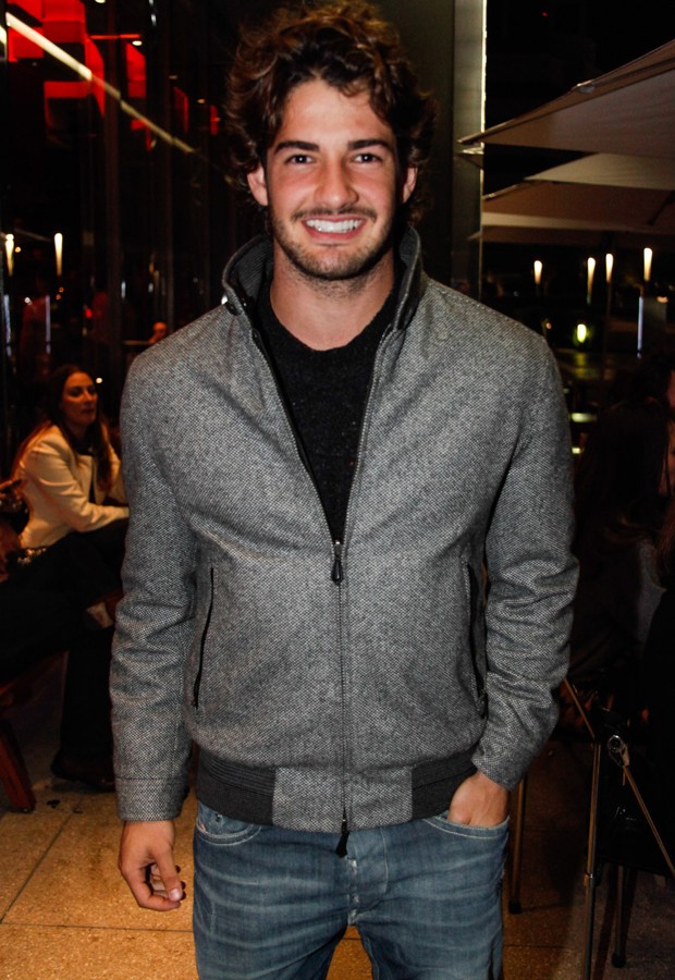 Alexandre Pato dá autógrafo a garçom em inauguração de restaurante ...