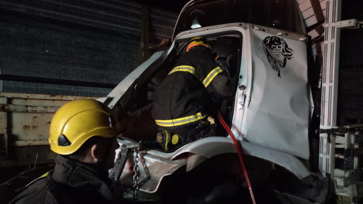 Caminhoneiro morre em acidente na BR-135, em Engenheiro Dolabela ...