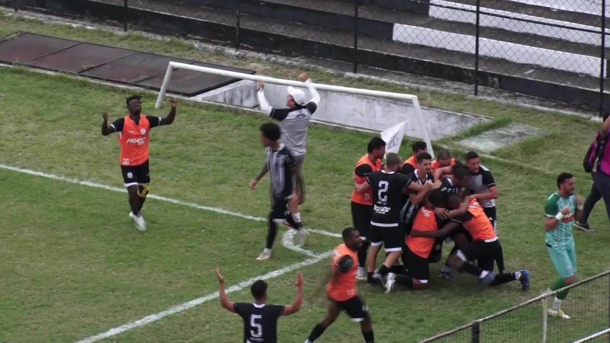 Caxito vira herói de acesso do Central e deixa dúvida sobre permanência ...