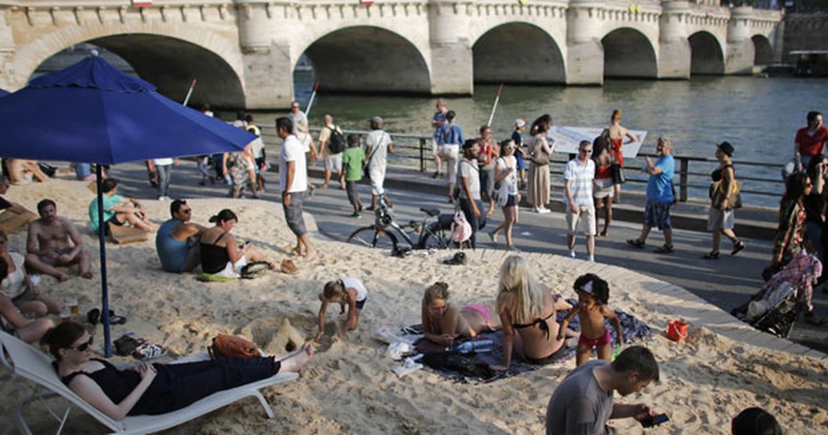 G1 - Paris inaugura praia artificial na beira do Sena para aplacar o ...