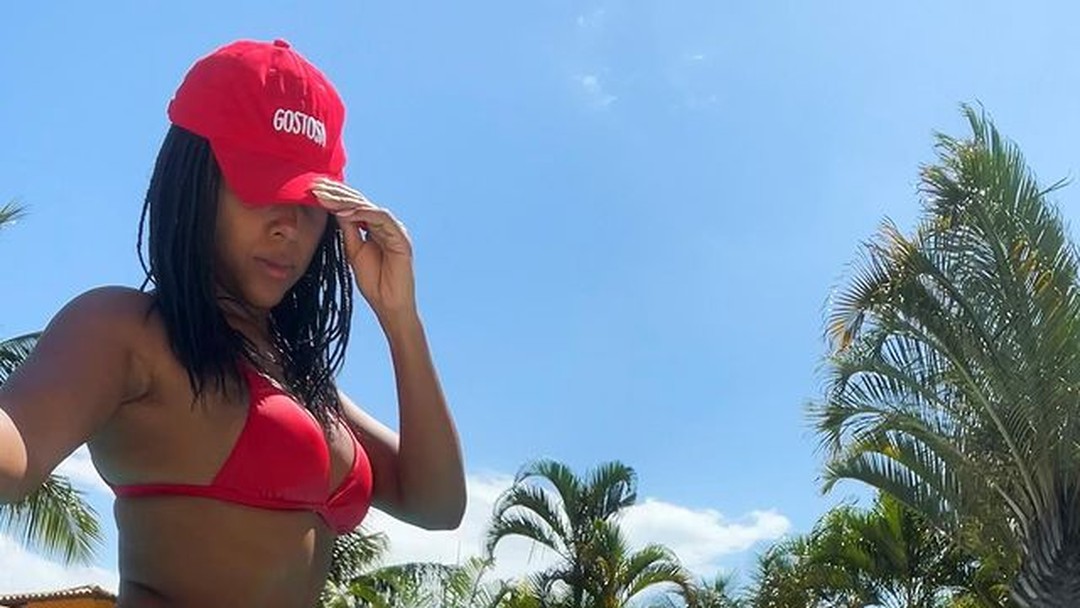 Lembra dela? Maria Melilo aparece com bocão vermelho para desejar boa noite aos fãs ...