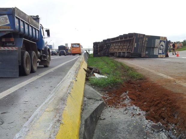 G1 - Carreta tomba na marginal da via Dutra em São José dos Campos ...