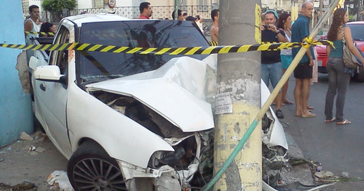 G1 - Batida de carro em poste deixa um morto e quatro feridos, diz CET ...